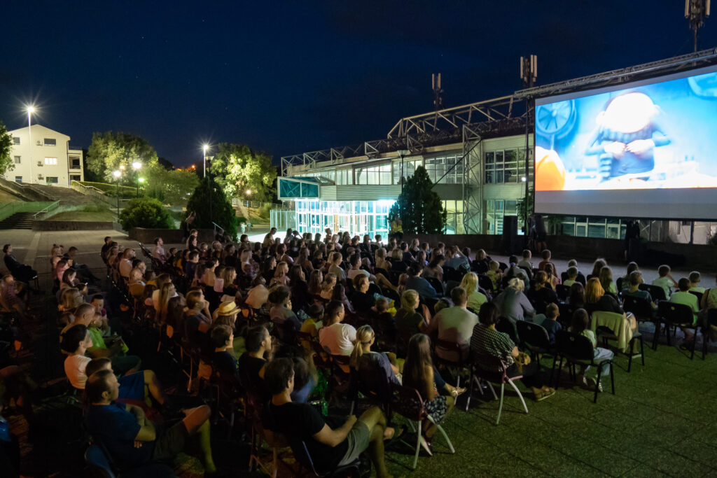 Kolovoz u Kostreni uz filmske hitove i zabavne predstave - Naša Kostrena